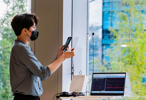 SKT, 투명 안테나 및 RIS 기술로 이동통신 기술 진화